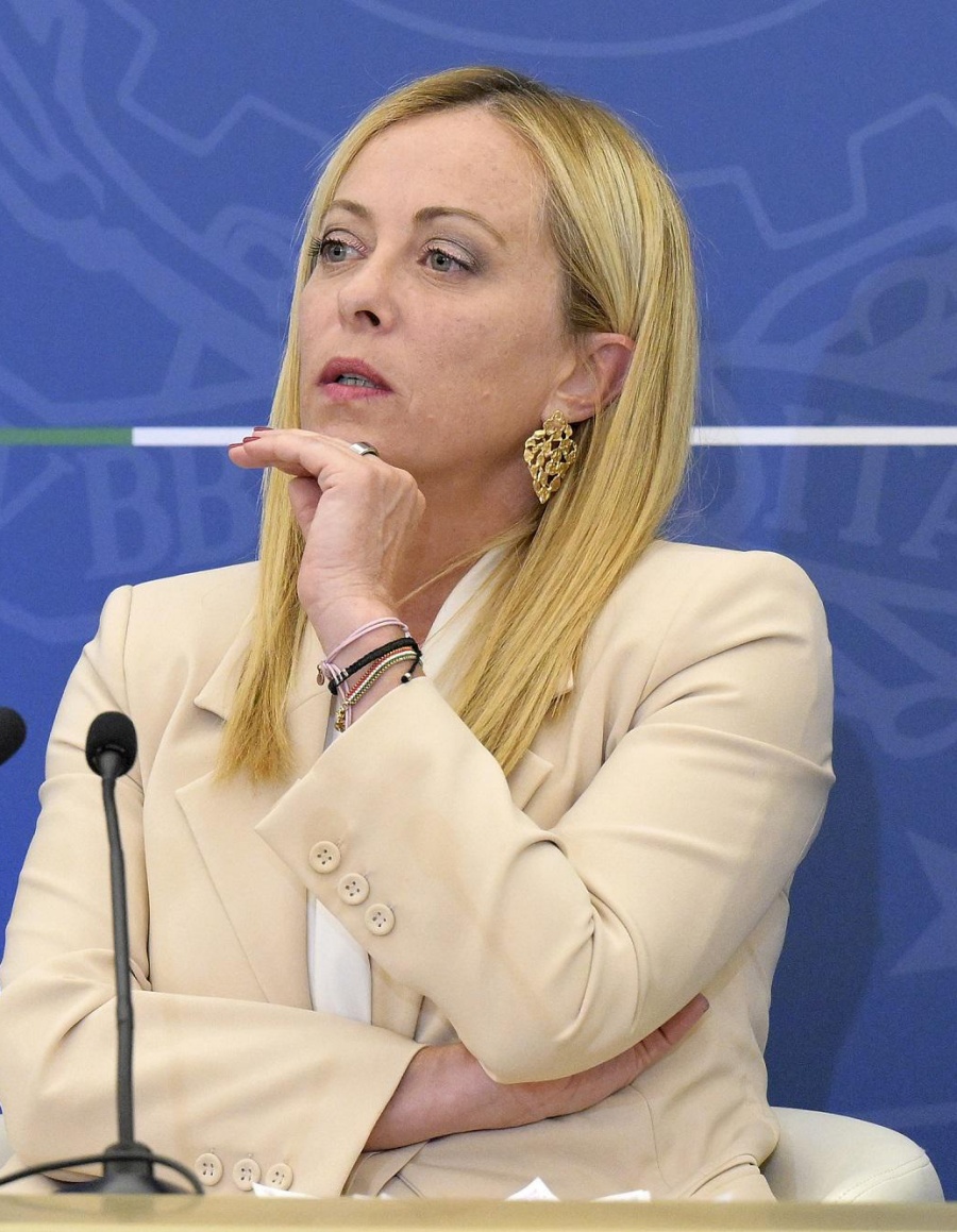 Giorgia Meloni va in pizzeria: salta incontro con Biden