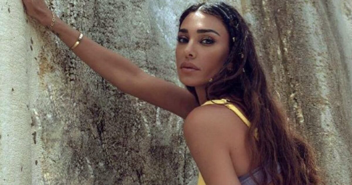 Belen senza veli davanti allo specchio, il commento di Laura Chiatti